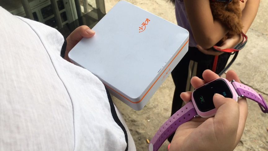 开学季,爸爸送10岁女儿回老家,给女儿配了电话手表定位,放心点