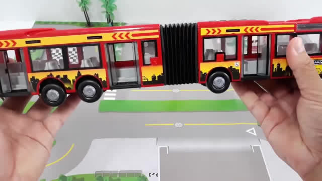 加长仿真巴士玩具汽车模拟公路上展示
