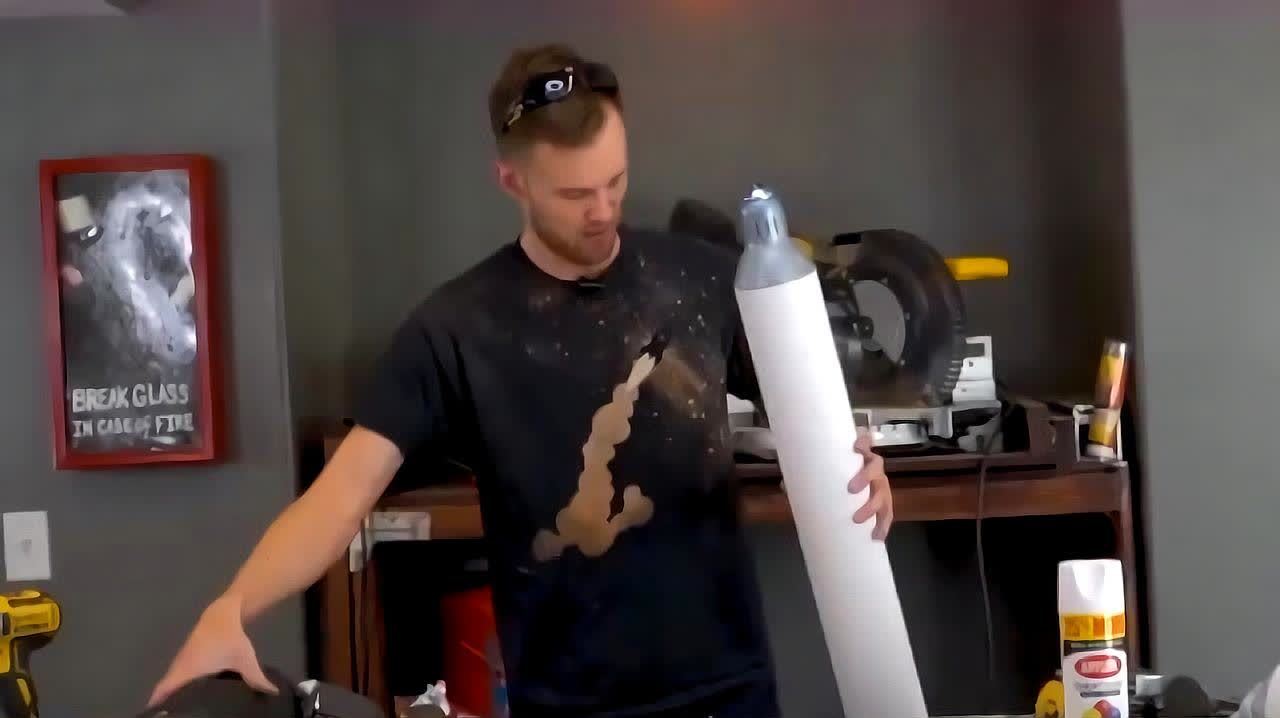 老外自制世界上最大圆珠笔,用来写字是什么体验?网友:脑洞大开