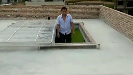 通向楼顶的设计太牛了,居然是躺着的电动推拉门,高科技总是让人折服!