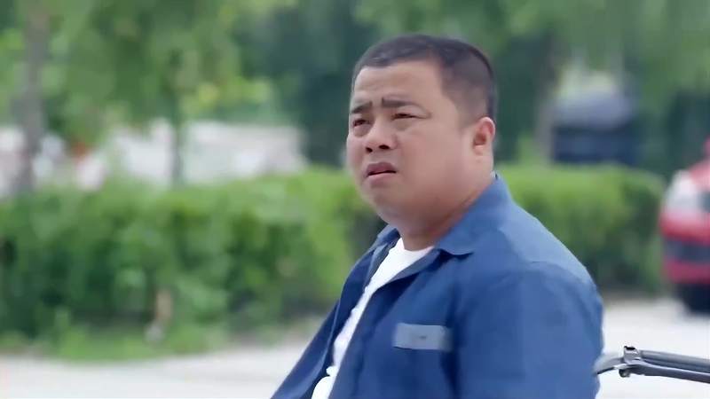 女神被抢包,没想到残疾小伙竟从轮椅上站起来,爱的奇迹啊