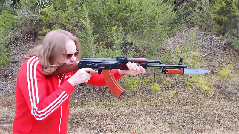 AKM突击步枪,女子靶场实弹射击测试,配备刺刀更帅气