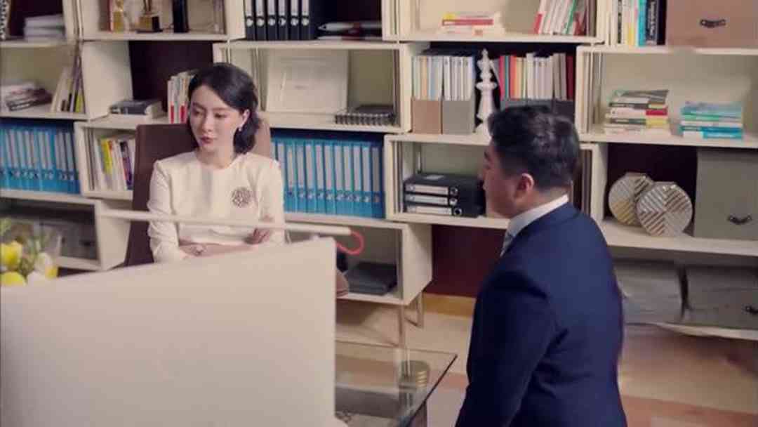 《完美关系》崔英俊向斯黛拉跪下道歉 员工们在办公室门口看着热闹
