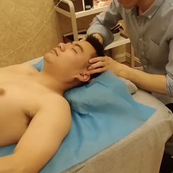 男士头疗点印堂,开天门,推坎宫。点按神庭至百会穴风池穴舒缓放松...