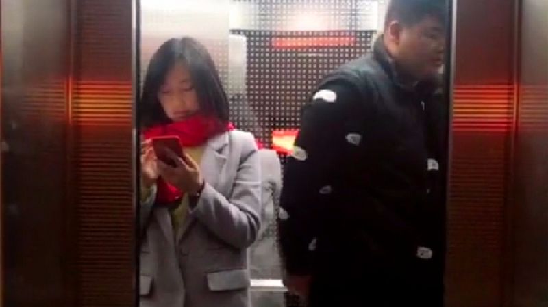 男子让电梯关不了门,真的是在作死啊!