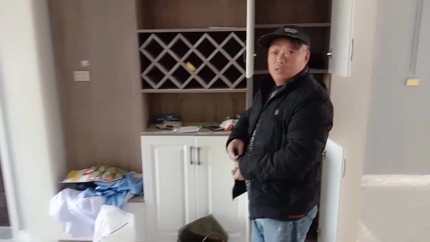 楼上漏水,楼下遭殃,听小伙说如何补救,让危害最小化减少损失。