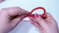 两分钟学会用一根绳子编一条心连心手链,编法太简单了吧