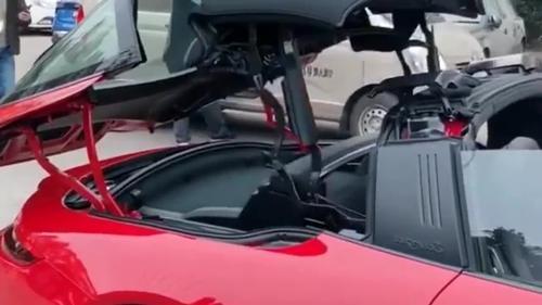 这敞篷跑车太酷了,热了就自动打开,冷了就自动关上!