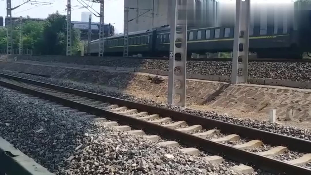 外号“京温大埋汰”的K102次列车,缓慢通过天津南仓枢纽