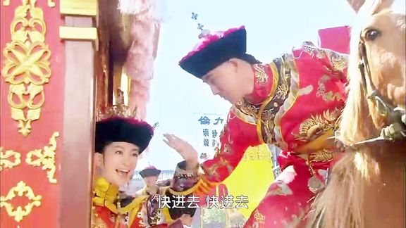 皇上带着小燕子出宫,小燕子总是把头伸出轿子,五阿哥急了