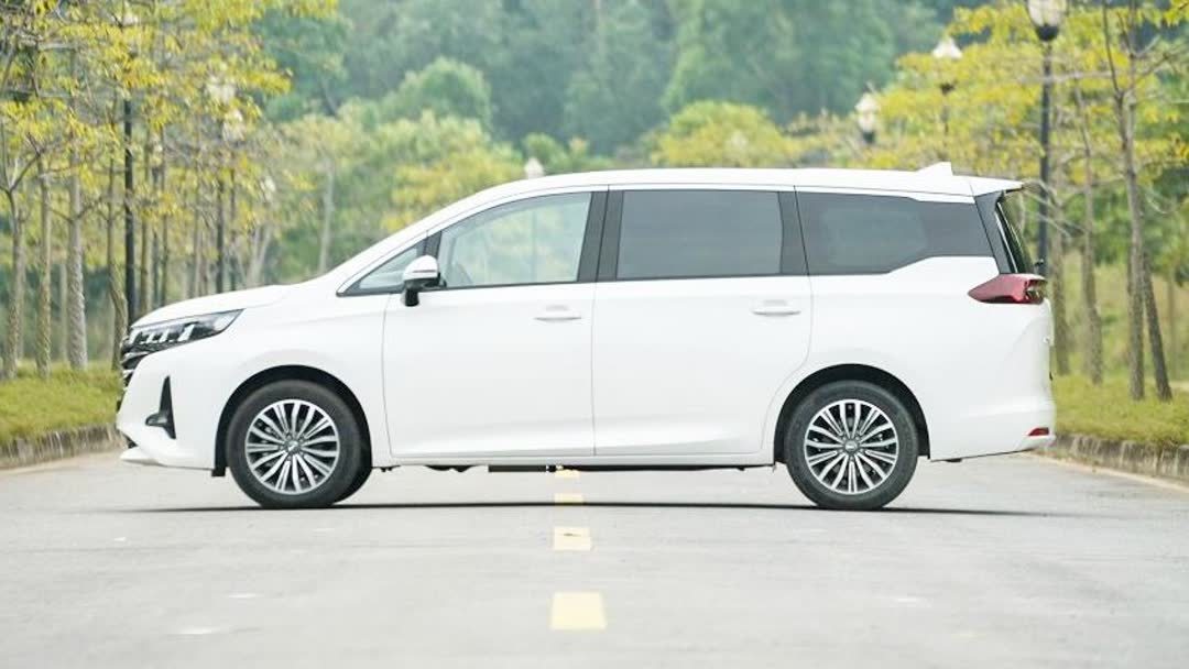 家用买车就选它!轴距2米81,7座大空间,油耗仅7.3L