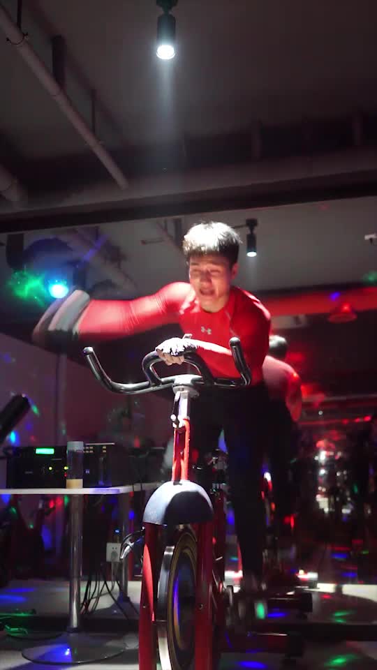 动感单车爬坡环节,训练你的肌肉耐力