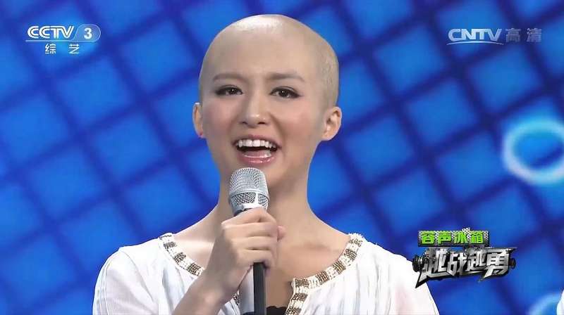 美女上台表演舞蹈,拿掉假发全场傻眼,不长头发全场傻眼