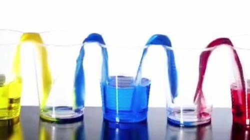 小伙做个小实验,我想了一个晚上都不知道原理!