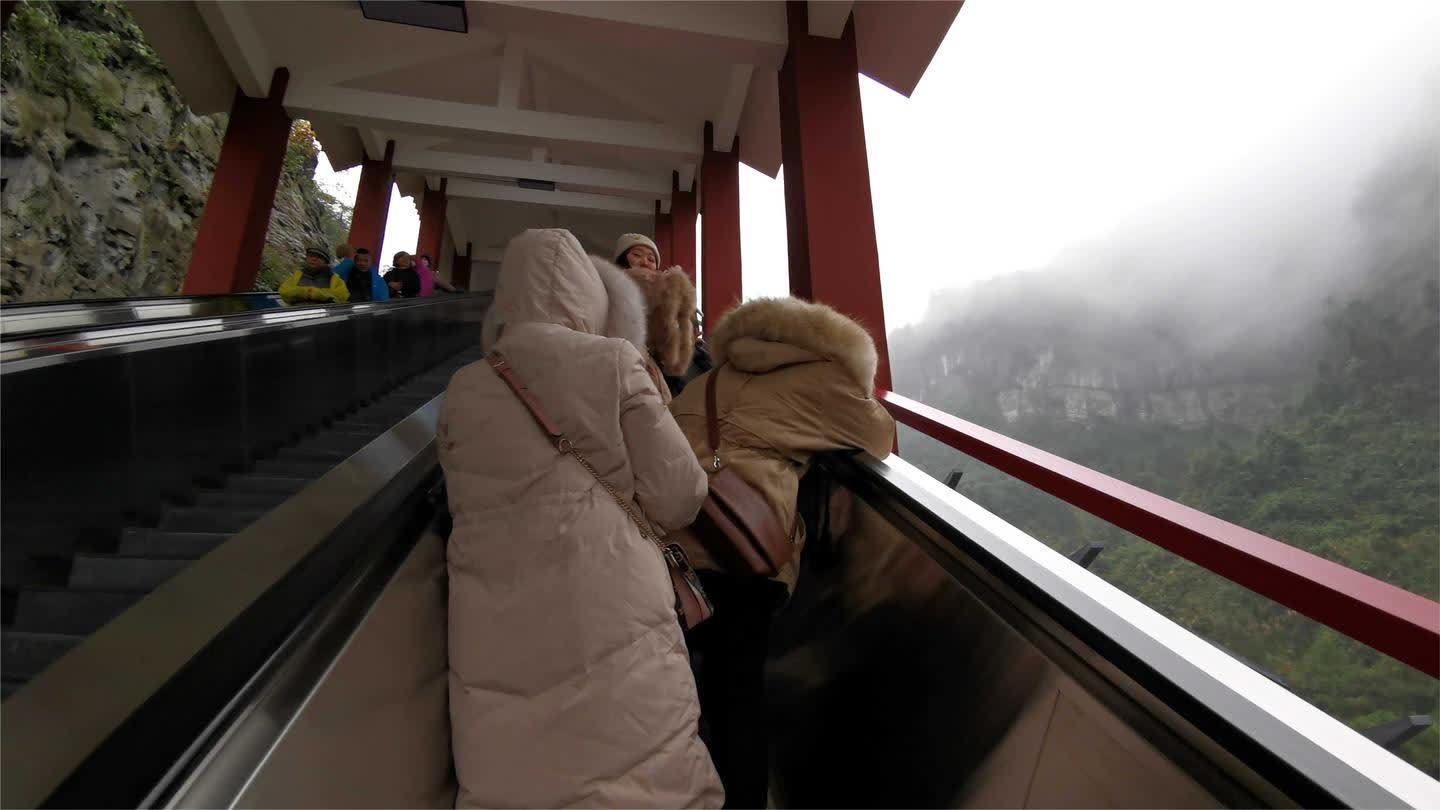 湖南张家界天门山,观光索道电梯来来回回,坐二十多道