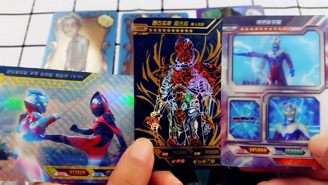奥特曼卡片荣耀版 花10元开出了稀有LGR和UR卡