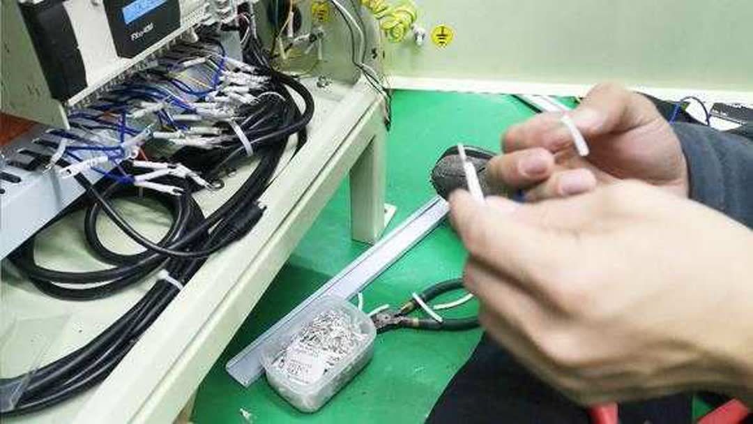 小伙伴接线比别人慢,今天终于见识了了,压线端子要压两次