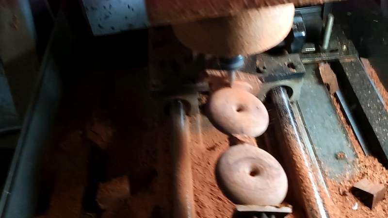 视频给大家介绍:用数控雕刻机雕刻红木平安扣的全部过程!