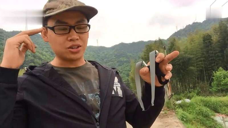 弹弓高手斜握视频教学,小哥哥教你弹弓扁皮筋斜握估打聚焦打法