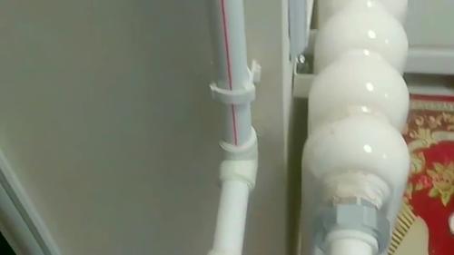 暖气管这样弄,工人没看出来有啥问题吗?送业主一首凉凉