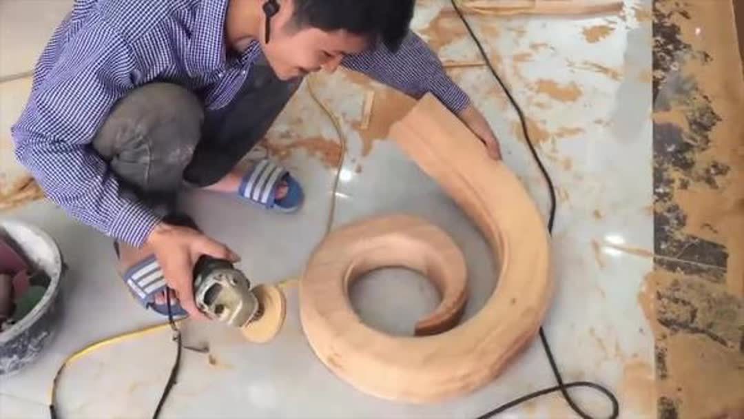 这是我见过最霸气的手工制作实木楼梯扶手,木工师傅技术了得