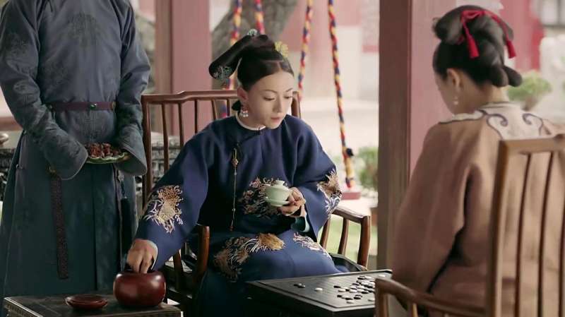 延禧攻略:堂堂令妃娘娘跟宫女下棋还偷棋子,大太监都翻白眼了!