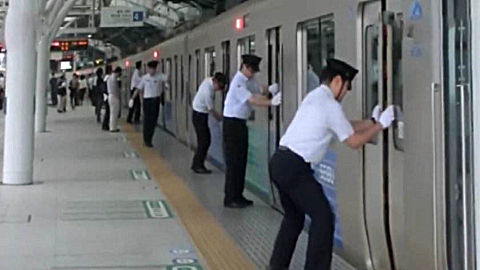 要是人被高铁动车门夹住了,列车即将要发车,到底要怎么办?