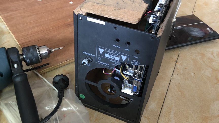 在家闲着蛋疼,用废旧的音箱和废旧的硬盘主板组装个服务器。