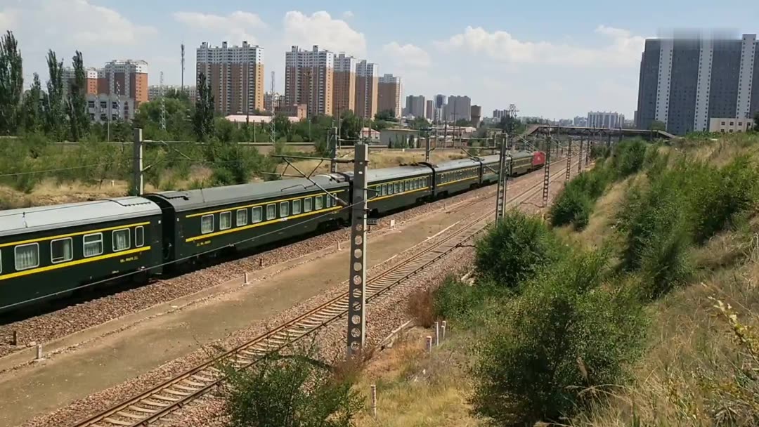 Z338次列车进大同站