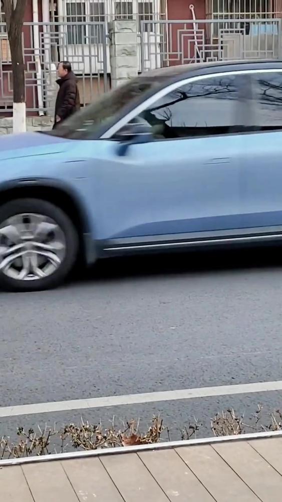 两车迎面而来被撞车,逆行者且不道歉还蛮横!