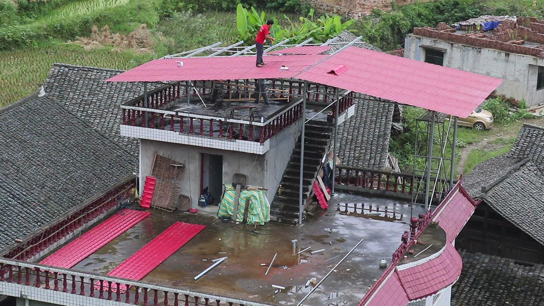 邻居楼顶漏水,请师傅搭彩棚钢架130元一平方,这价格贵吗?