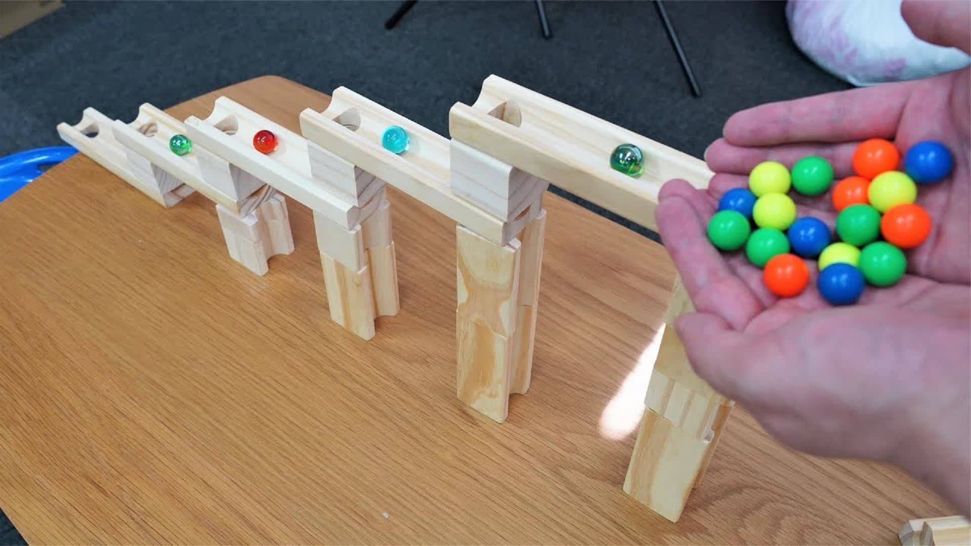 小车车玩具:彩色弹珠在木质台阶跑道滚动