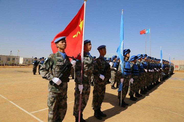 解放军实战演习玩真的!模拟装甲车被袭击,得到各国好评