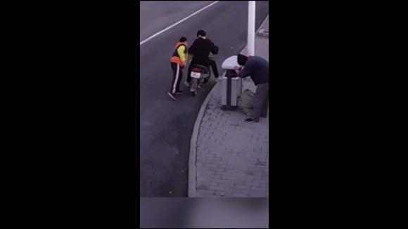 少年路上遇捡瓶子老人,下车双手递上口罩!