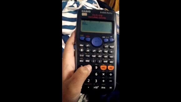 小男孩介绍一部卡西欧计算器,一次可以输入99个字符。