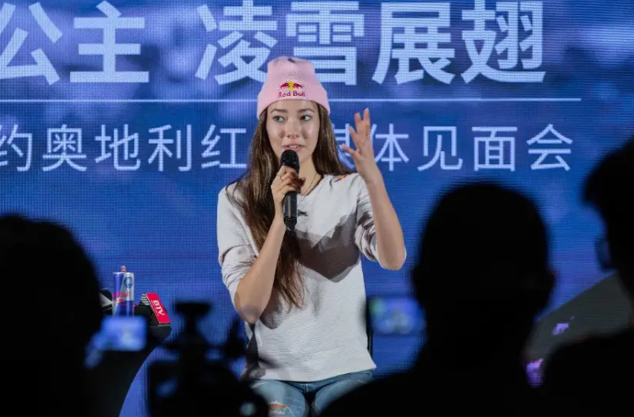 谷爱凌与路人吃饭照曝光!白里透红露香肩,手上粗根金链超显眼