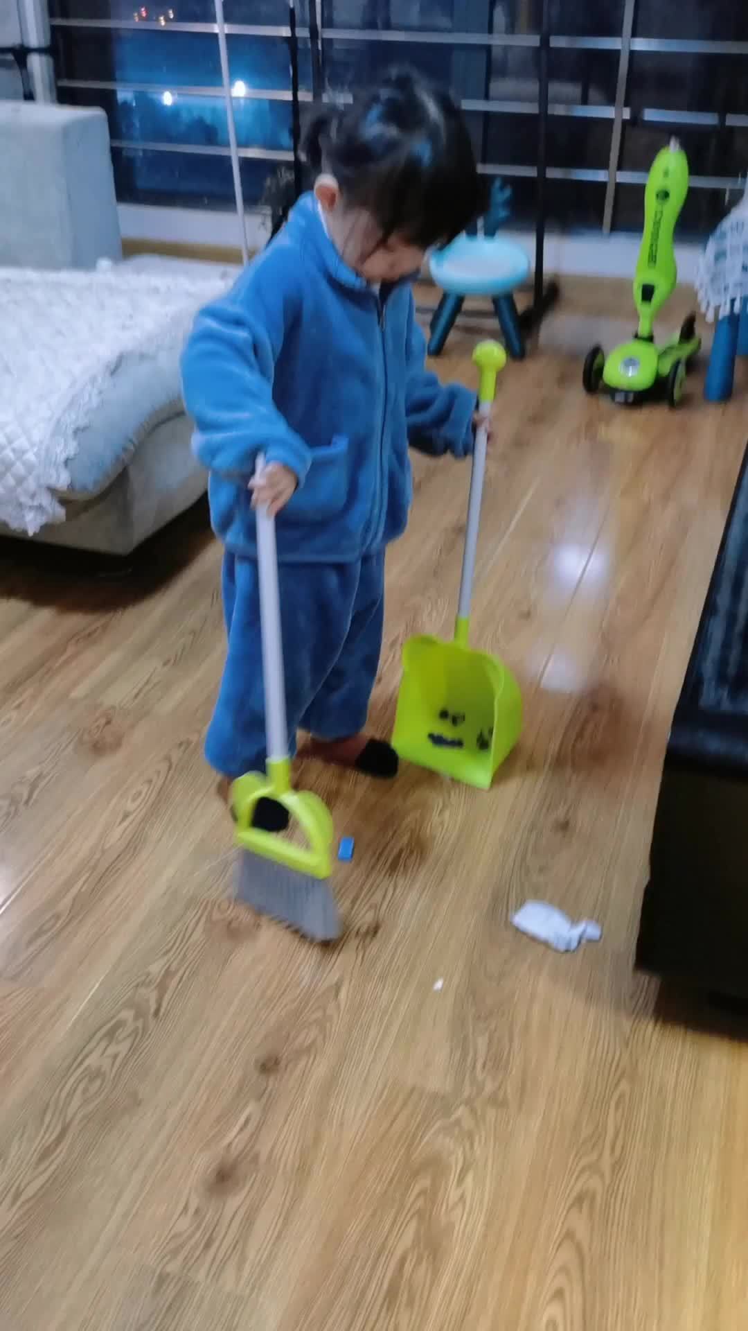 ...给她安排了过家家版扫把簸箕,很轻便,现在可以使唤她一起打扫卫生了