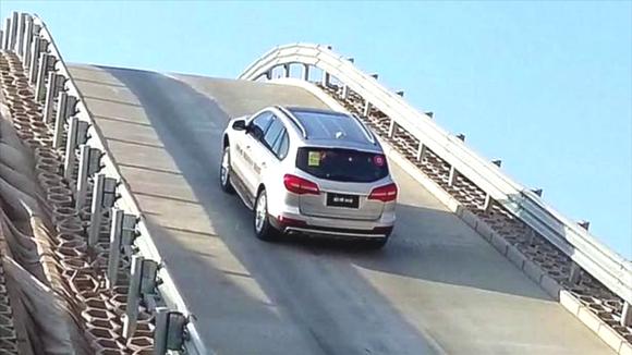 开自动挡上坡,怎样操作才正确?错了费钱还“毁车”,新手快看看