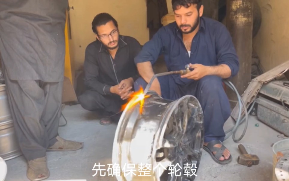 巴铁古法手工修复报废汽车轮毂