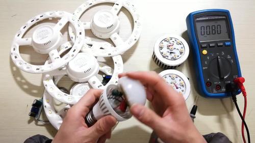 LED灯不亮了,老电工从来不舍得扔,都是一些小毛病,修修就能用