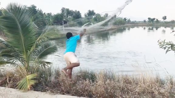 这渔网撒得真准,估计还没等鱼反应过来,就已经被拉上岸了