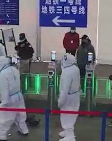 ...候车喝酒喝断片醉拳乱打多人#】2月17日下午,一名男子在上海火车站...
