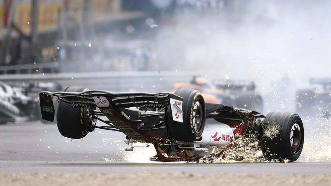 F1出现重大翻车事故!中国车手周冠宇经历惊魂一刻,一项关键技术救了...