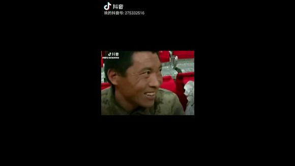 K1156次列车上偶遇网红大哥,大伙能认出来是谁吗?视频偷拍的