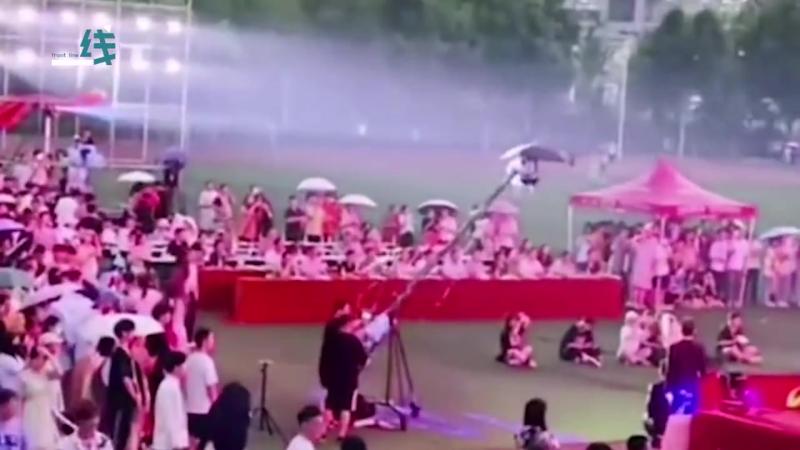 【师道尊严 毕业晚会突降大雨老师无人离席,坚持看完毕业表演】6月...