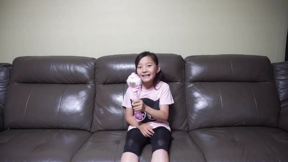 孩子们玩七彩魔法棒泡泡机玩具唱手指歌,为孩子们学习颜色