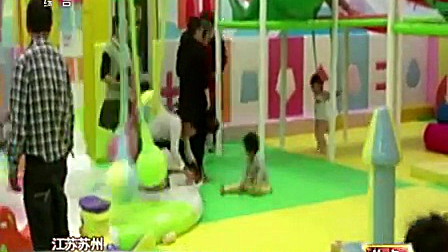 江苏苏州:模仿动画片撑伞跳楼 小男孩受伤 170418