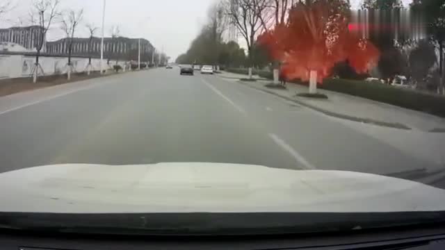 转弯从来不看后方，这是骑电动车的通病，这病得治