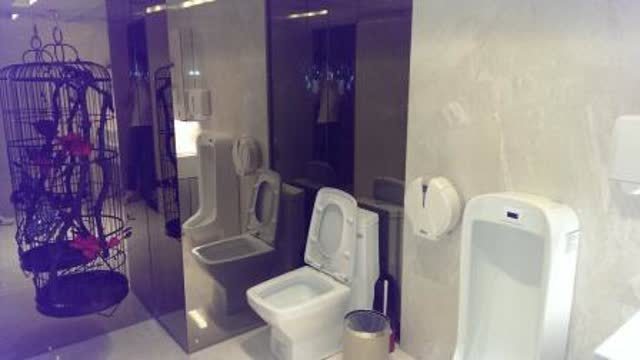 印度发明女性站立小便器,女性解放了,可是姿势很尴尬