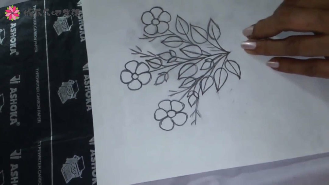 刺绣教程,先在布上绘画出想要的图案!